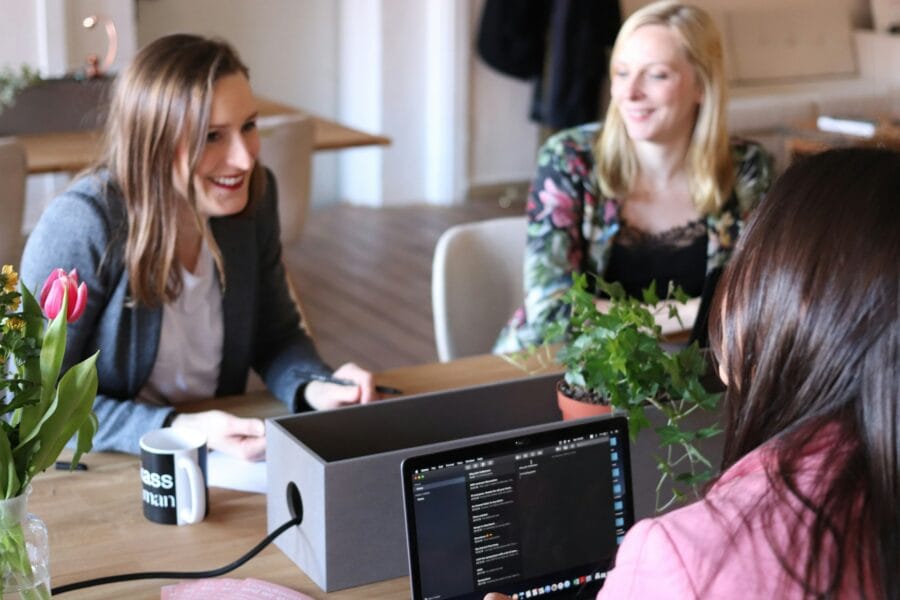 Budujemy cyfrowe kompetencje kobiet i dziewczyn w technologii - Girls ...
